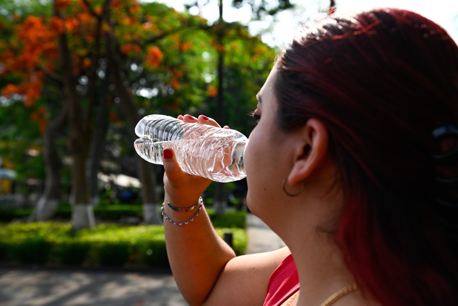 Consumir suficiente agua simple es de vital importancia para una buena ...